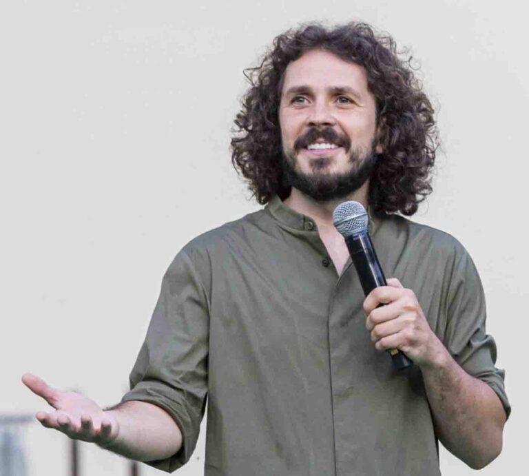 Top 10 comedianți de stand-up pe care trebuie să îi urmărești - Curiosul